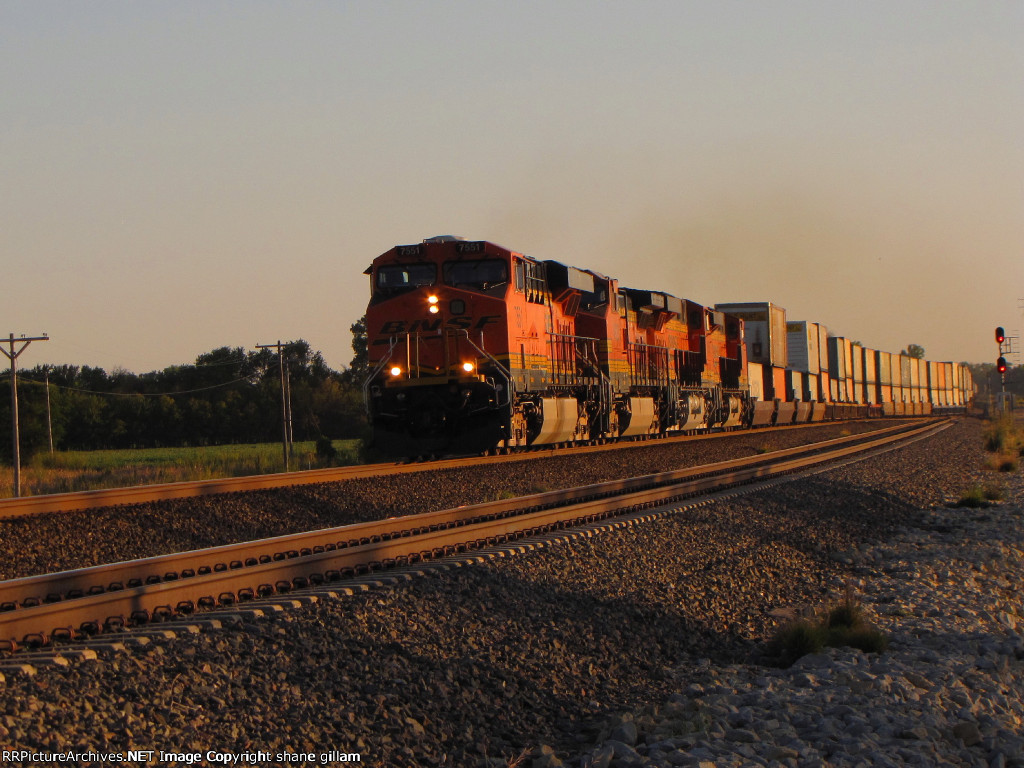 BNSF 7551 leads a eb hotshot z train.